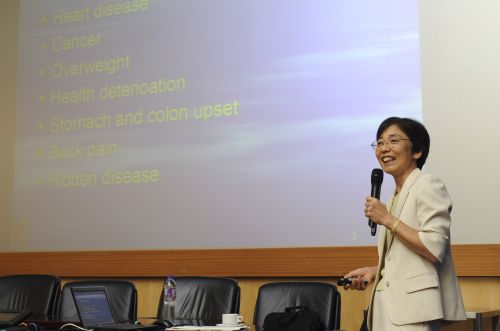 Dr. CHAN Wai-man speaking on how to achieve the target of good health