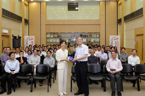 Dr. CHAN Wai-man speaking on how to achieve the target of good health